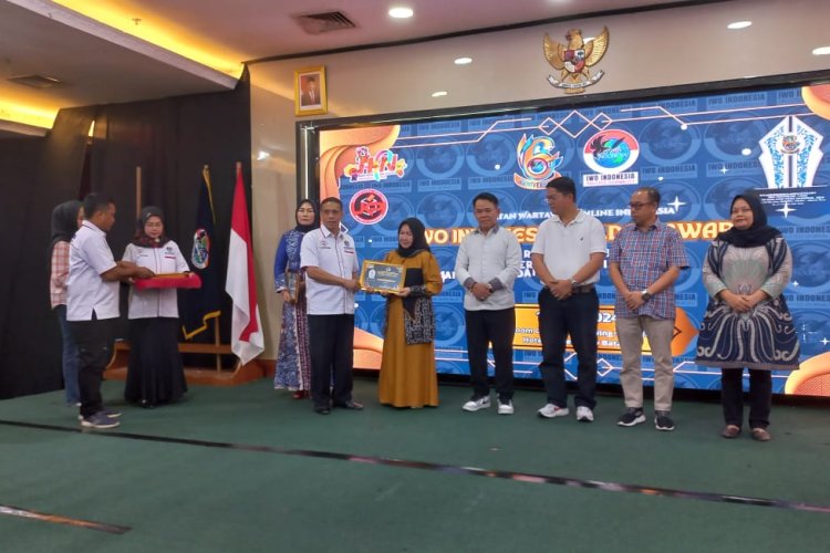 Rohina M Si, Kepala BKKBN Kepri, Terima Golden Award dari IWO Indonesia ...