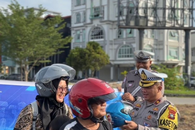 Polresta Barelang Gelar Himbauan dan Pembagian Helm Serta Brosur ...